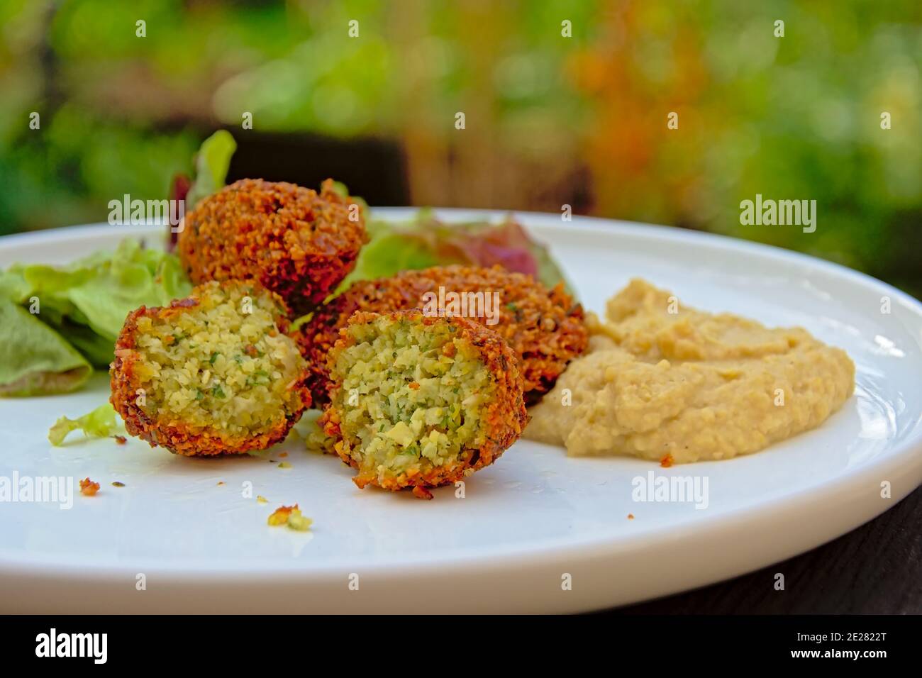 Pitta hummus and salad hi-res stock photography and images - Alamy