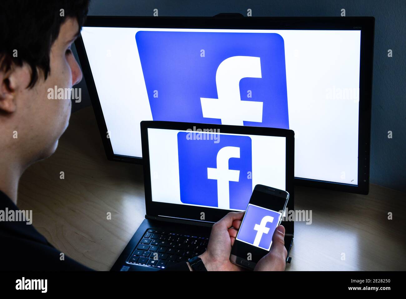 Bildschirm facebook hi-res stock photography and images - Alamy