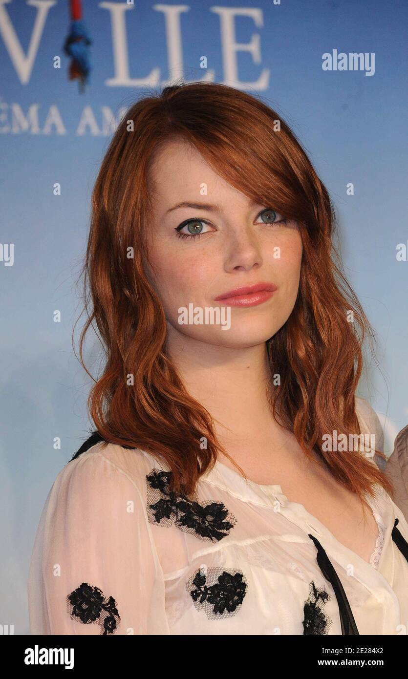 Emma Stone poses at 'The Help' Photocall during 37th Deauville American ...