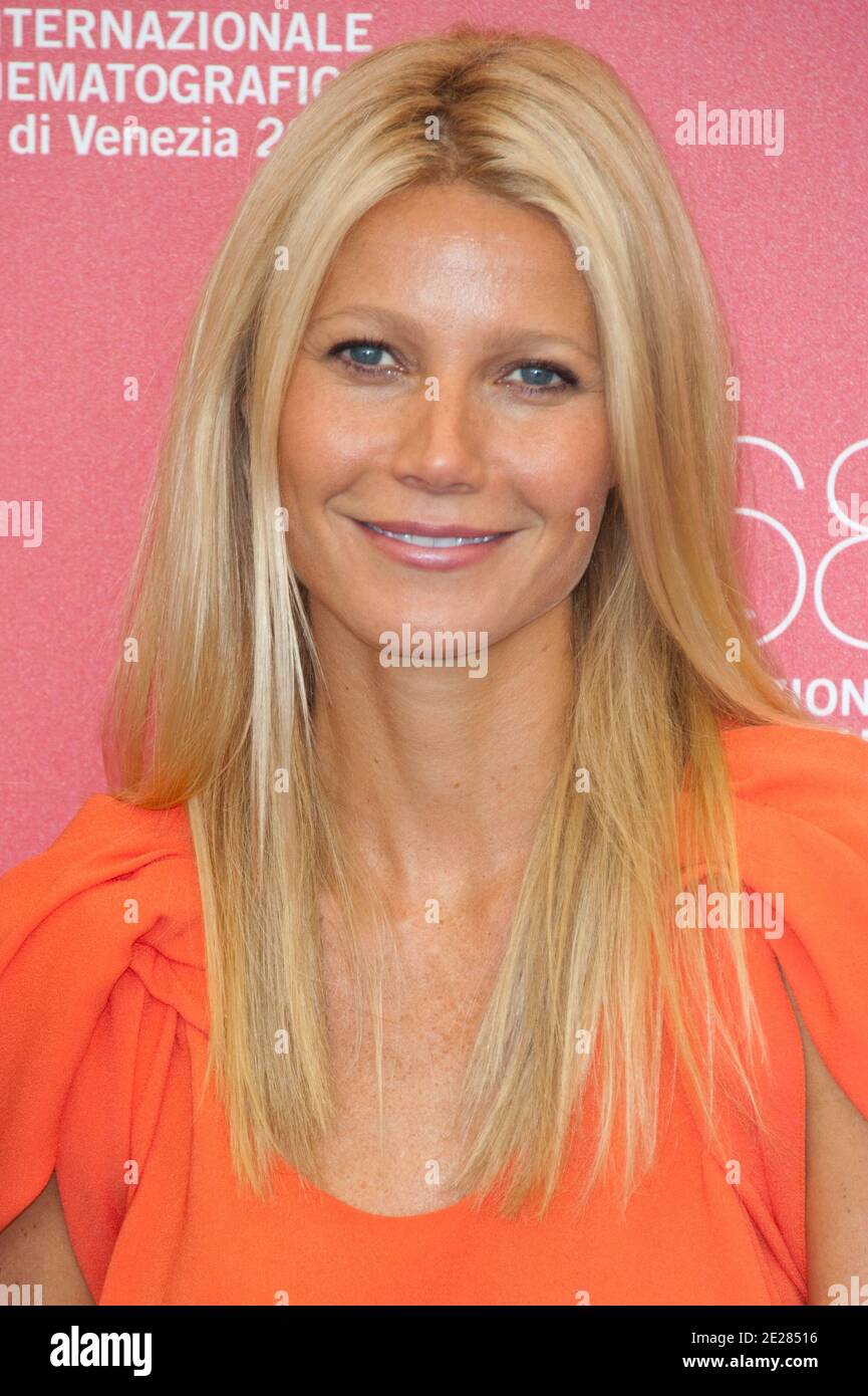 Contagion 2011 paltrow hi-res stock photography and images - Alamy
