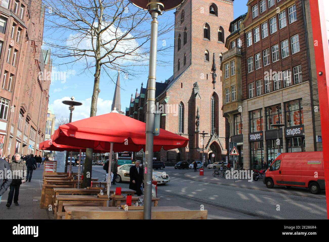 Hamburg people walking spring hi-res stock photography and images - Alamy
