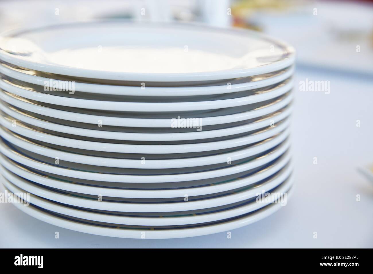 Simple plates hi-res stock photography and images - Alamy