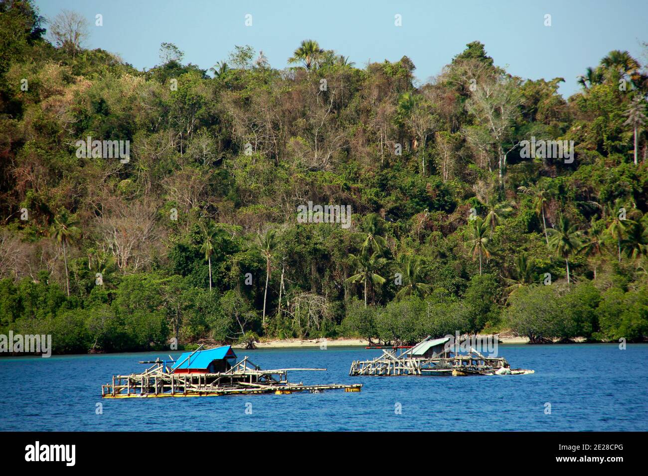 Fischerfloss mit Hütte vor der Insel Bangka,Sulawesi,Indonesien Stock ...