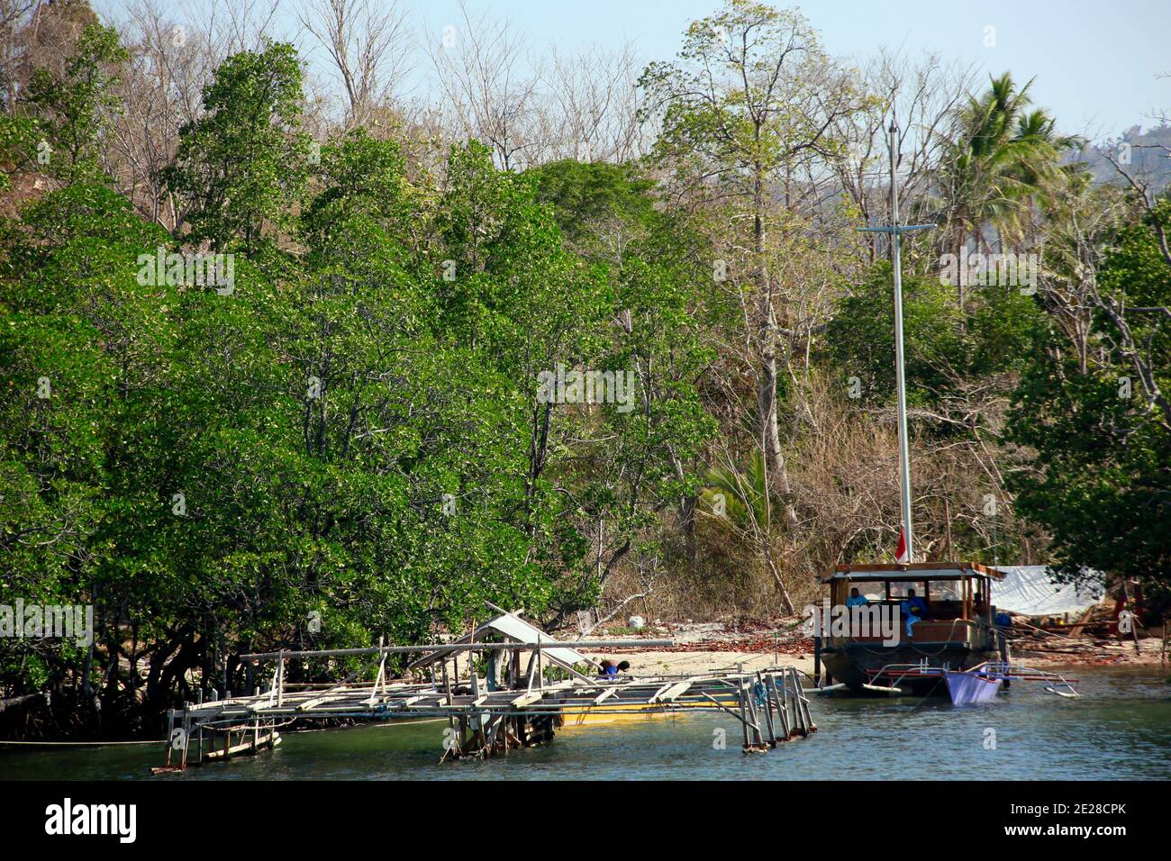 Fischerfloss mit Hütte vor der Insel Bangka,Sulawesi,Indonesien Stock ...
