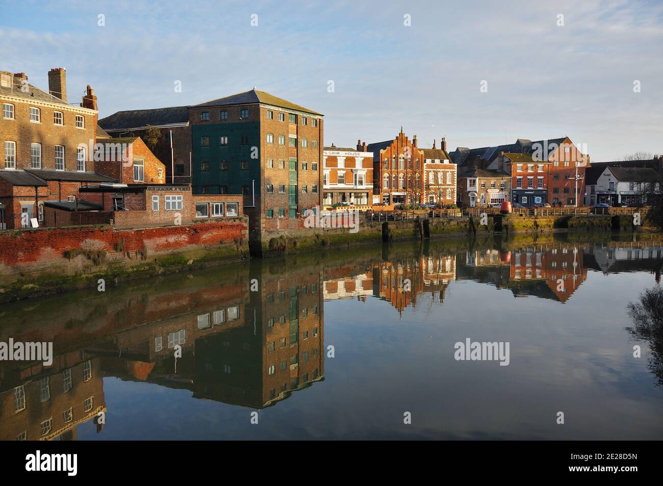 River near buildings hi-res stock photography and images - Alamy