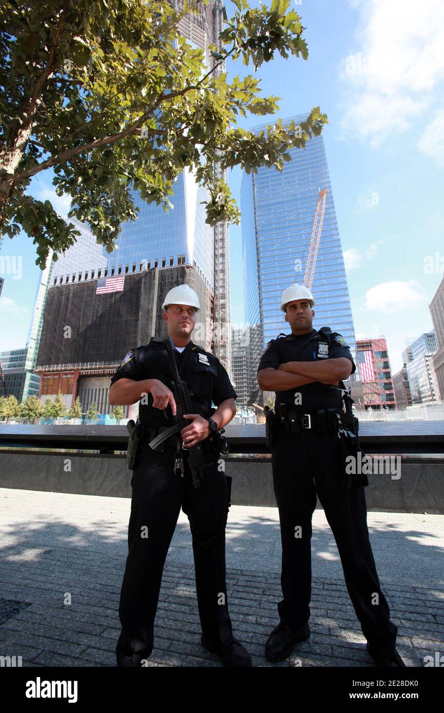World trade center 09 2011 attack hi-res stock photography and images ...