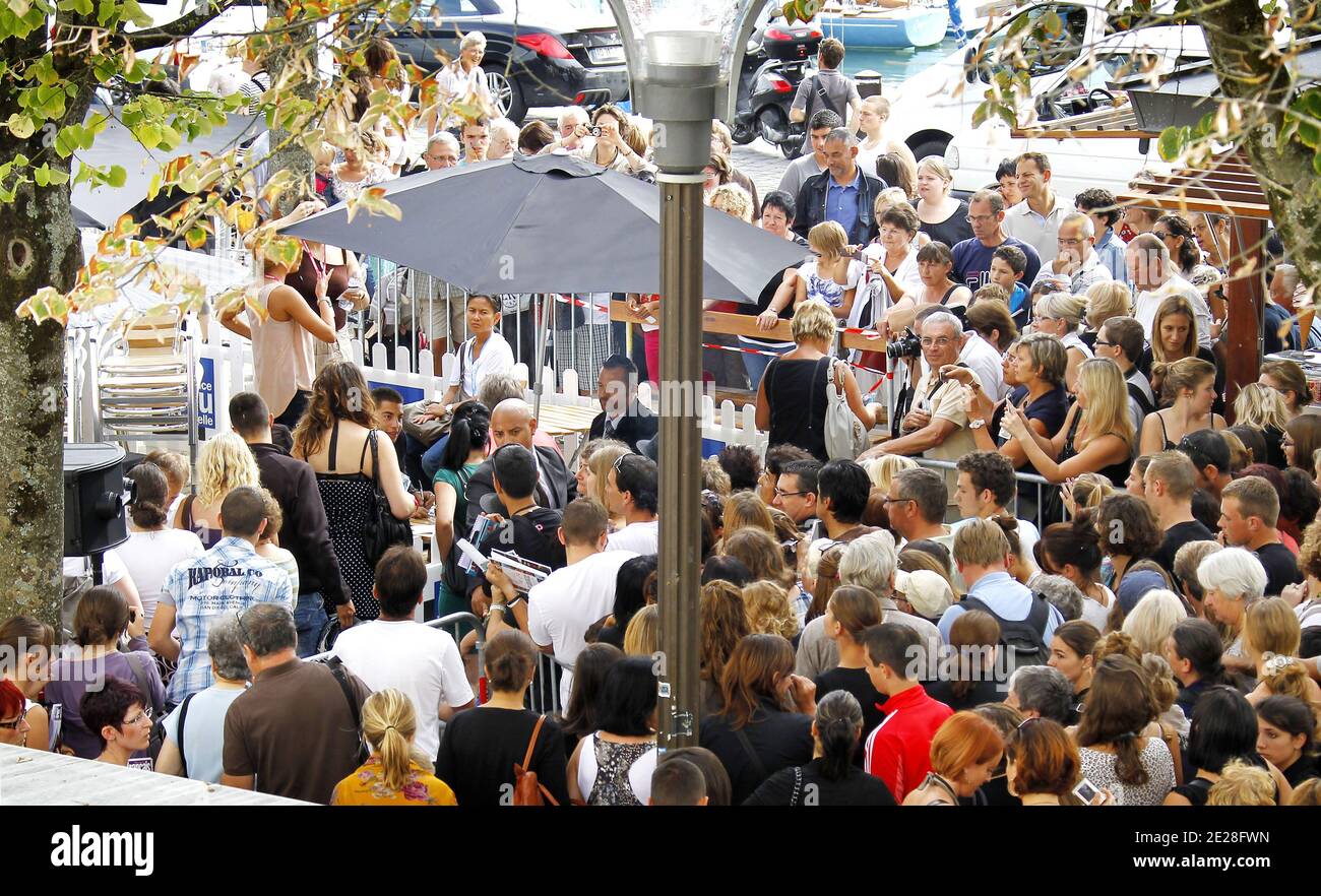 Seance de dedicace de l'equipe de 'Scene de Menage' de M6 au village du ...