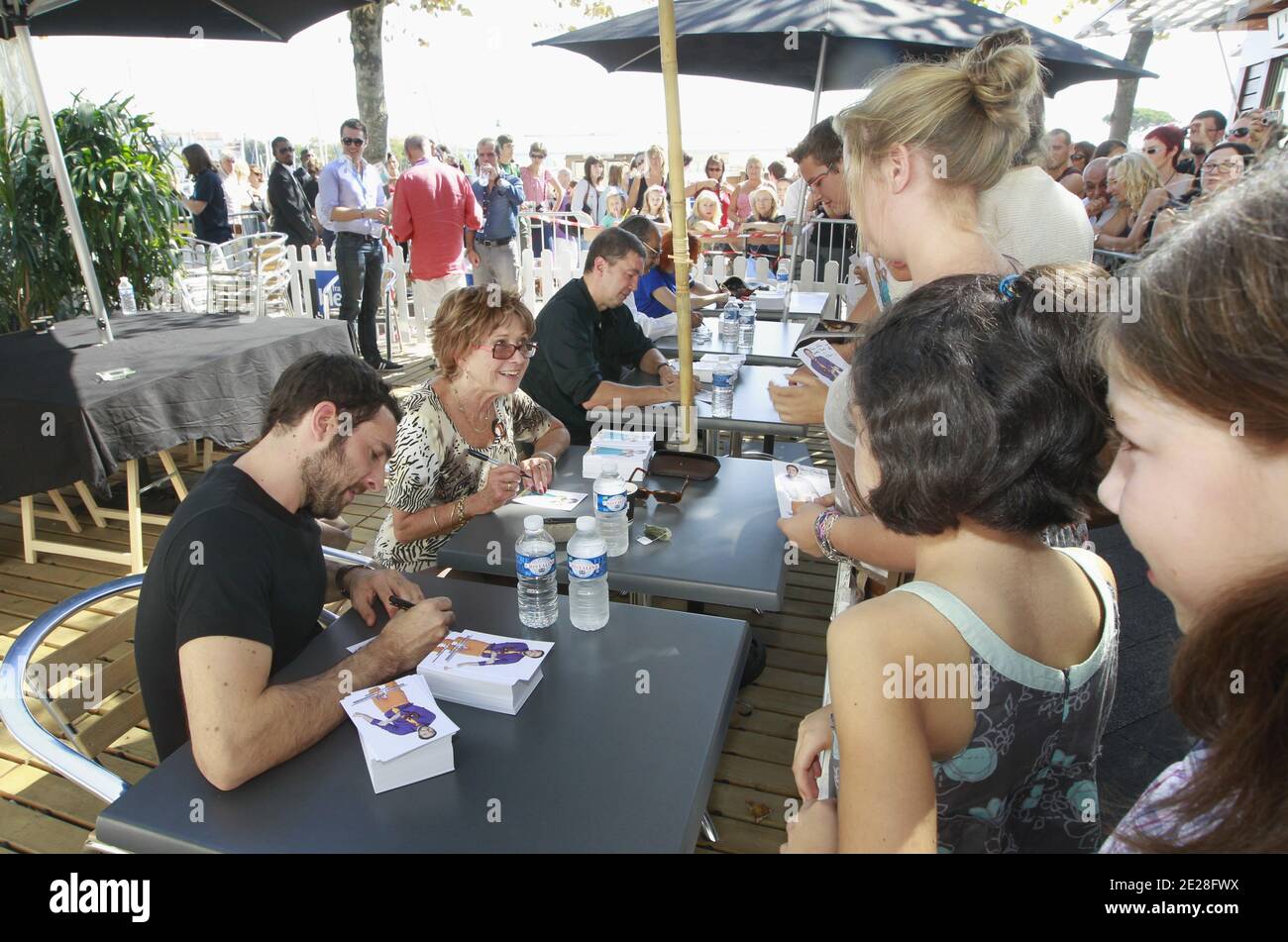 Seance de dedicace de l'equipe de 'Scene de Menage' de M6 au village du ...