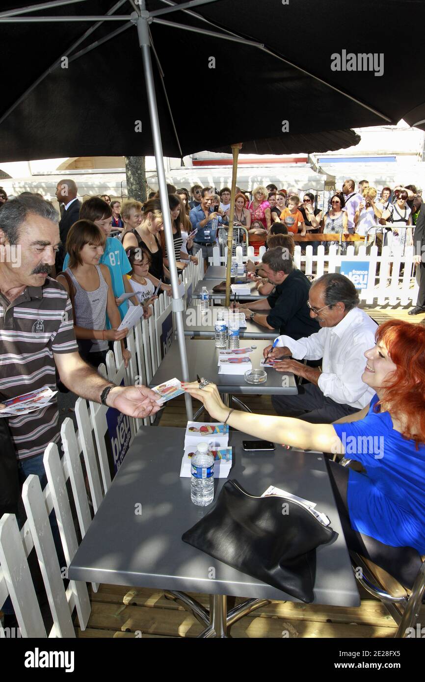 Seance de dedicace de l'equipe de 'Scene de Menage' de M6 au village du ...