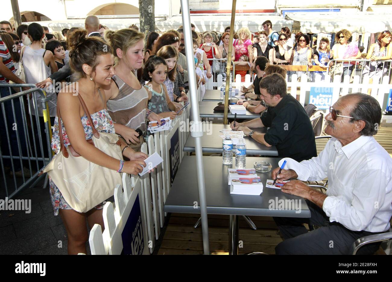 Seance de dedicace de l'equipe de 'Scene de Menage' de M6 au village du ...
