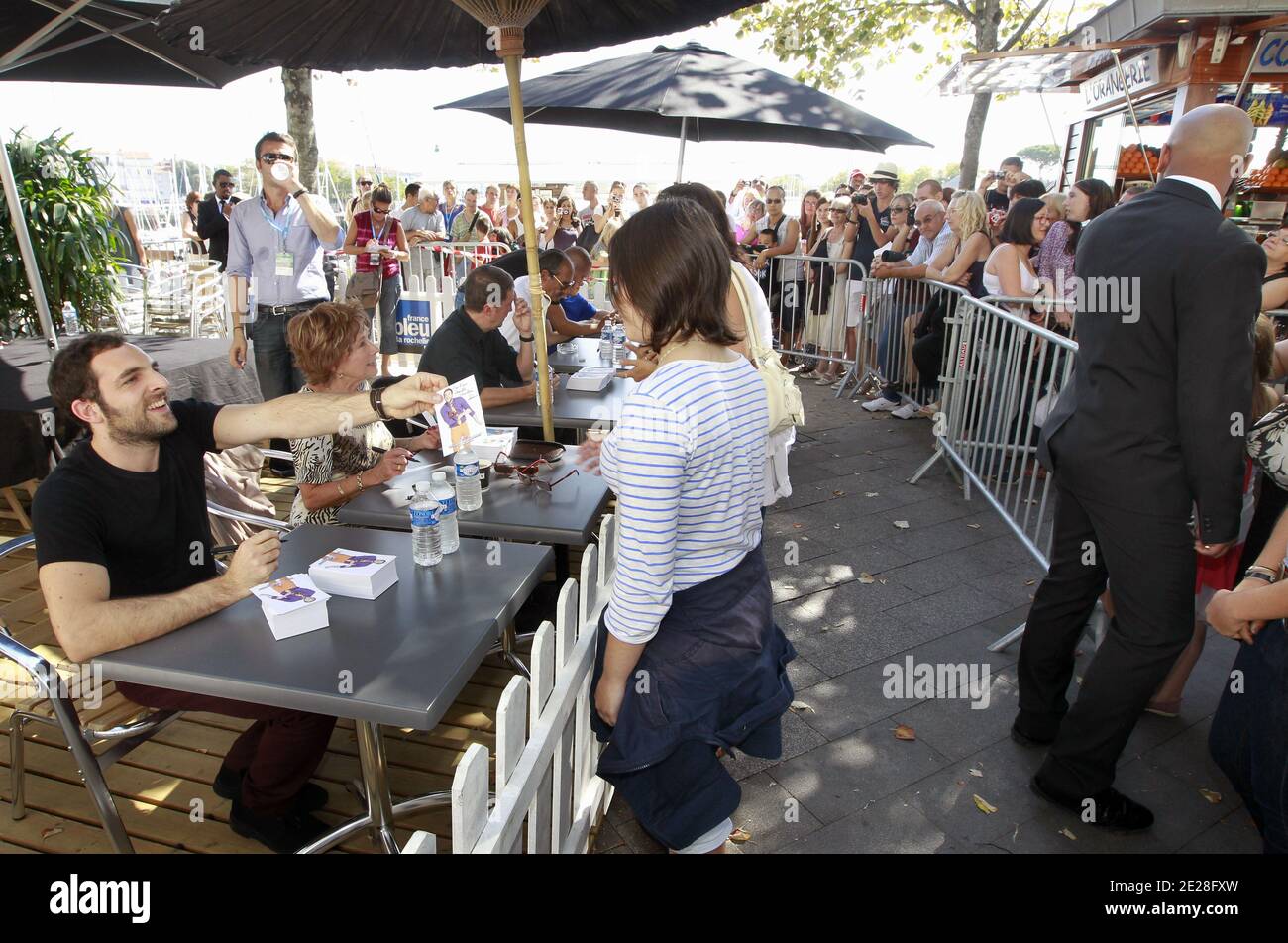 Seance de dedicace de l'equipe de 'Scene de Menage' de M6 au village du ...