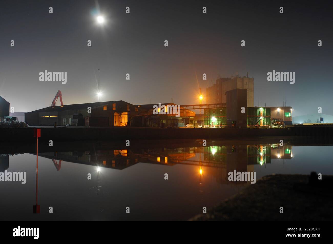 Cityscape night moon hi-res stock photography and images - Alamy