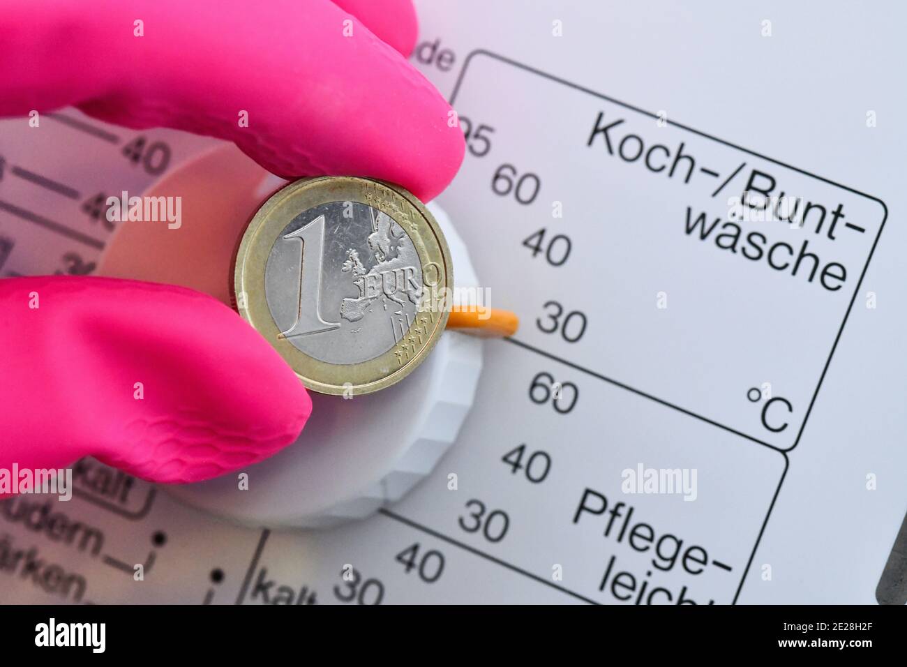 Waschmaschine, Knopf, Buntwäsche 30 Grad, Eurostück, Symbolfoto, Sparen ...