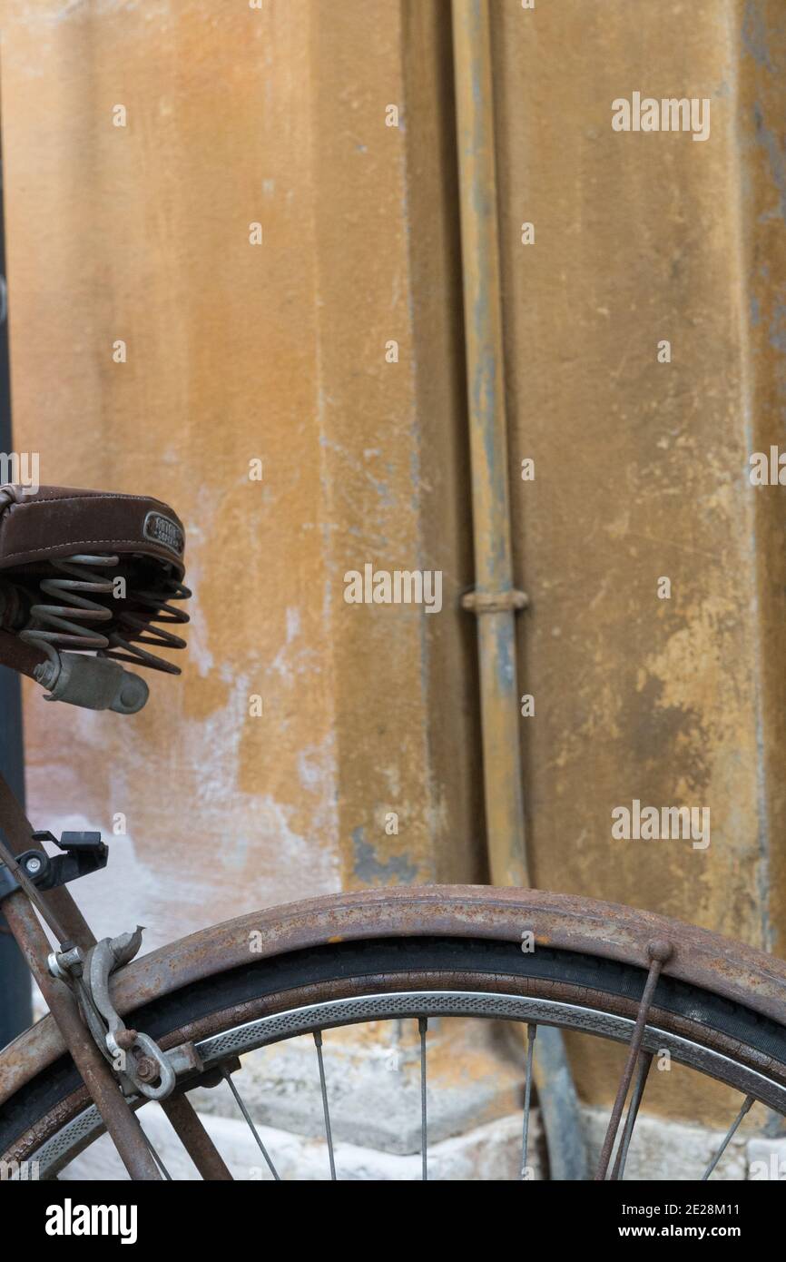 Old fashioned delivery bike hi-res stock photography and images - Alamy