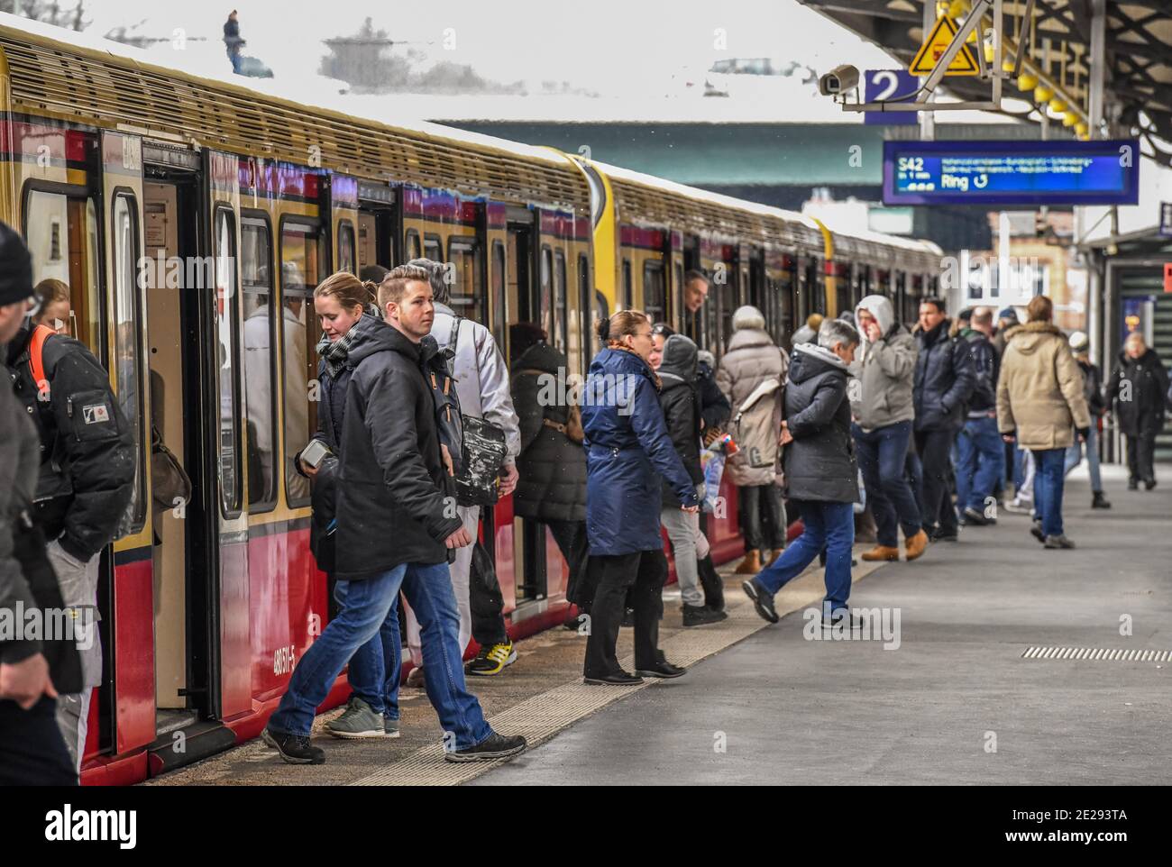Passagiere, S-Bahn, Bahnhof Halensee, Wilmersdorf, Berlin, Deutschland ...