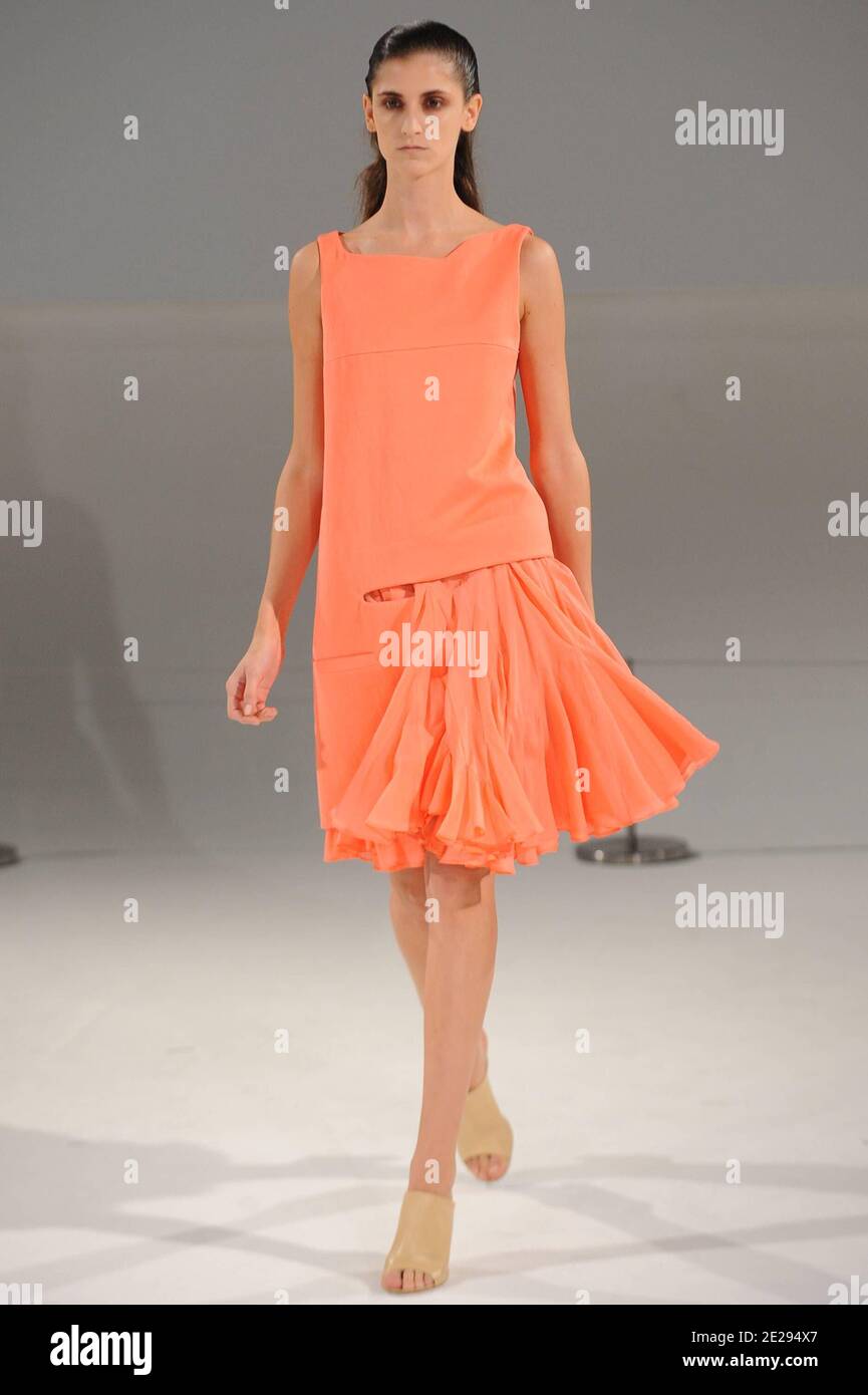 Hussein chalayan catwalk hi-res stock photography and images - Alamy
