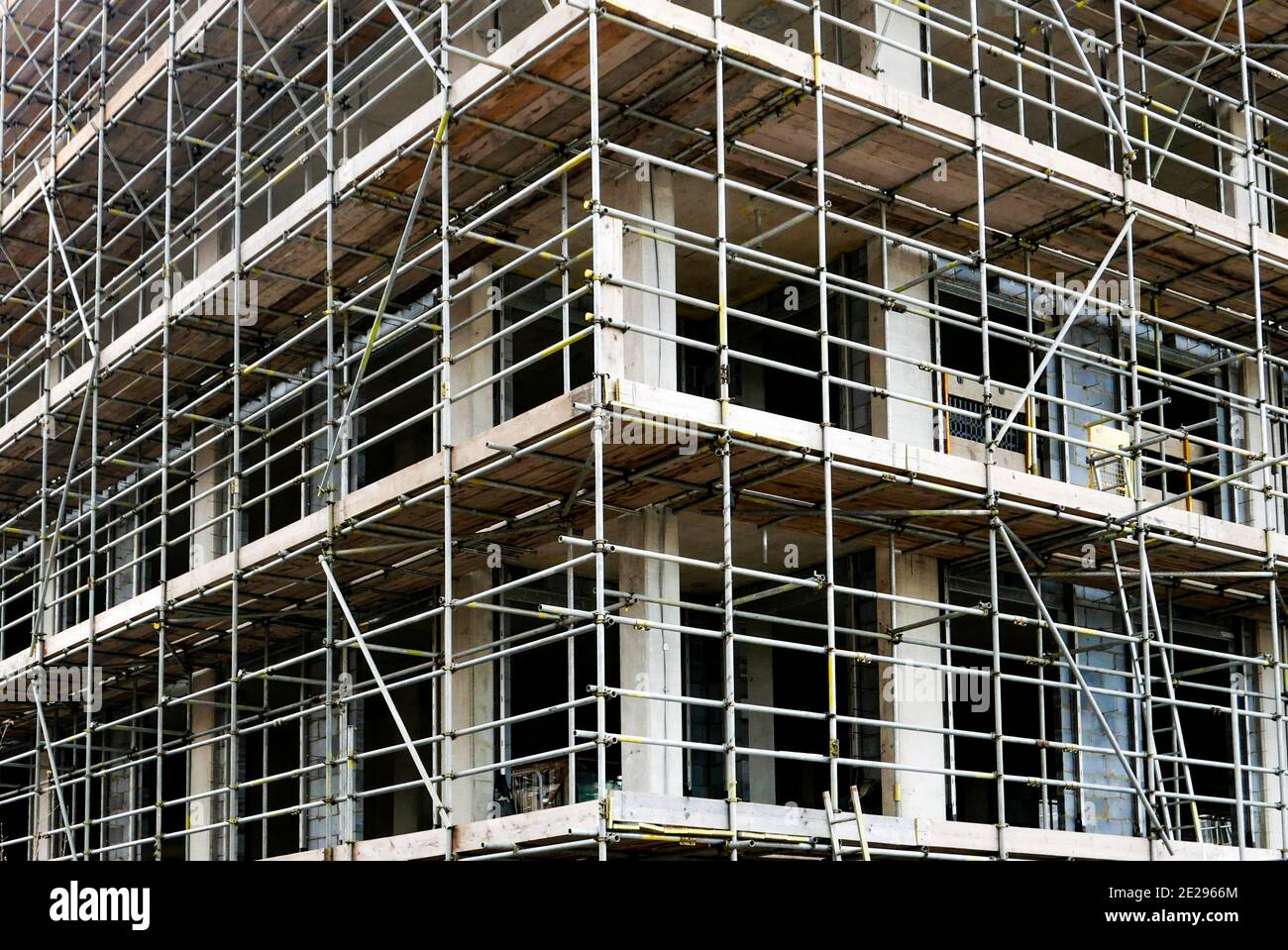 Scaffolding surrounding empty building hi-res stock photography and ...