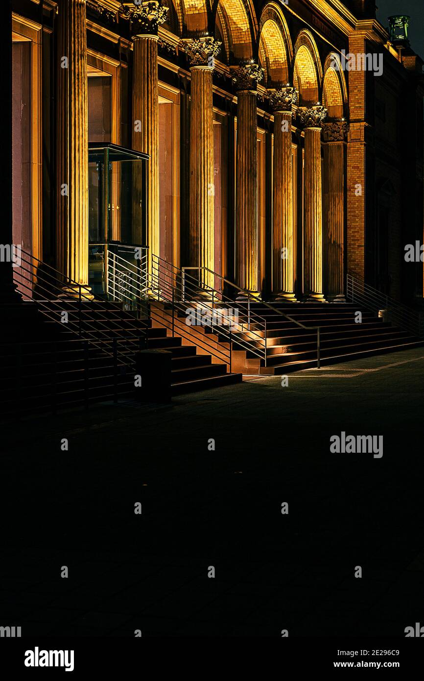 Dark museum hi-res stock photography and images - Alamy