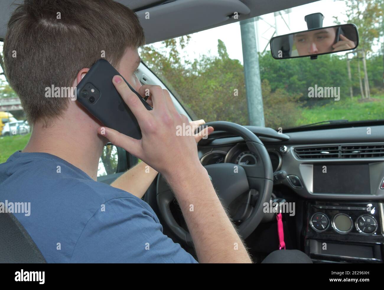 Handy am steuer hi-res stock photography and images - Alamy