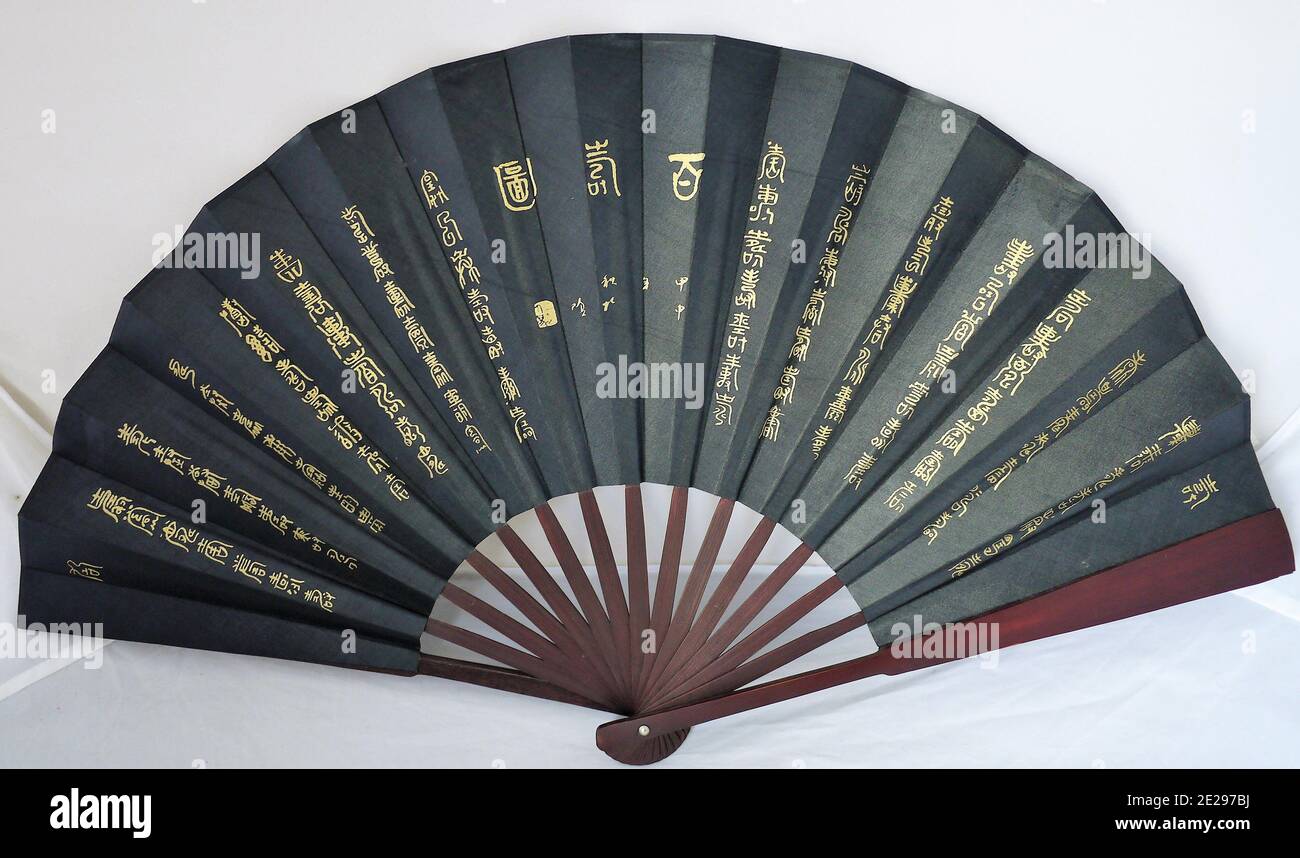 traditional fan with drawings of Chinese opera masks Stock Photo - Alamy