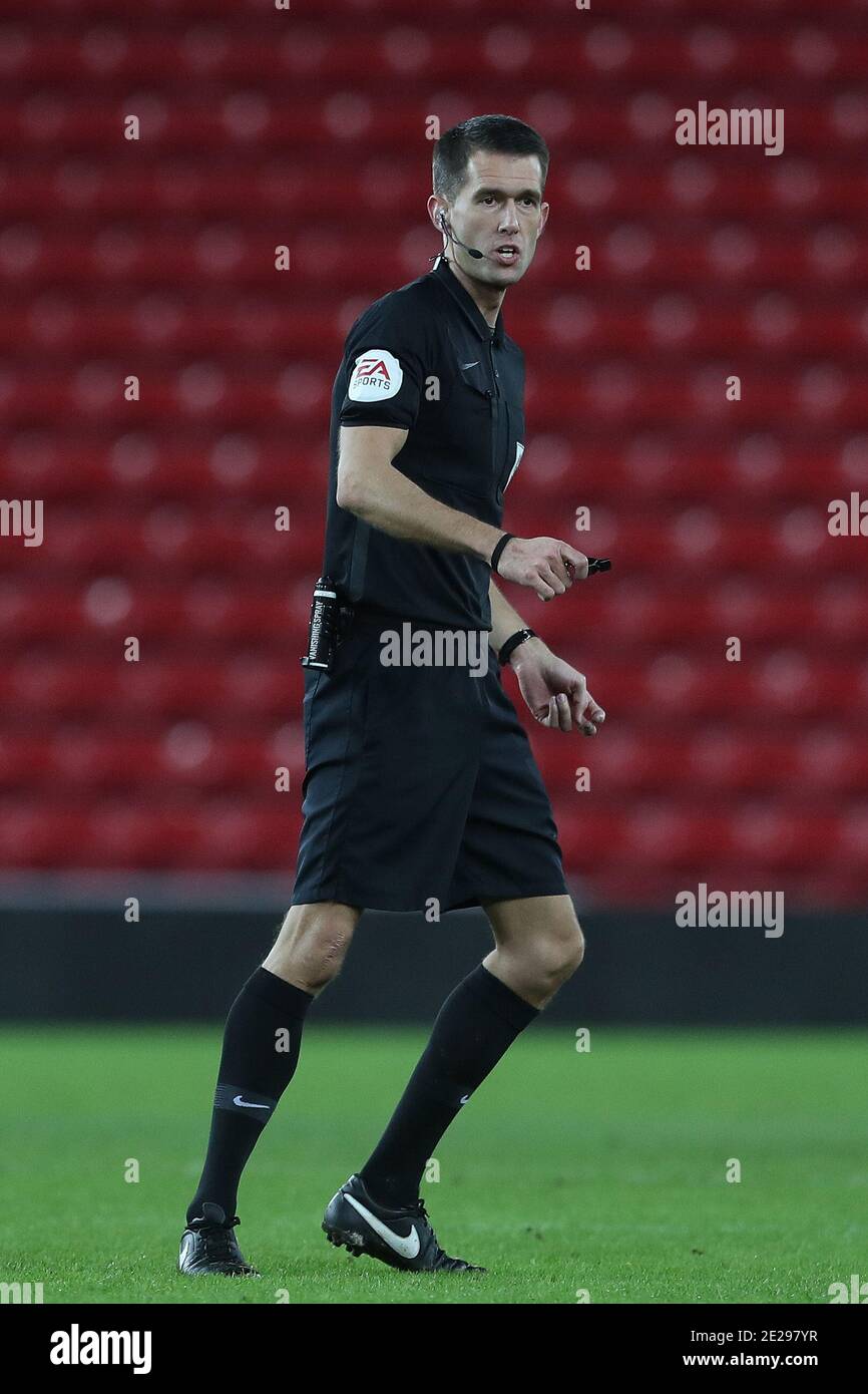 Efl trophy hi-res stock photography and images - Alamy