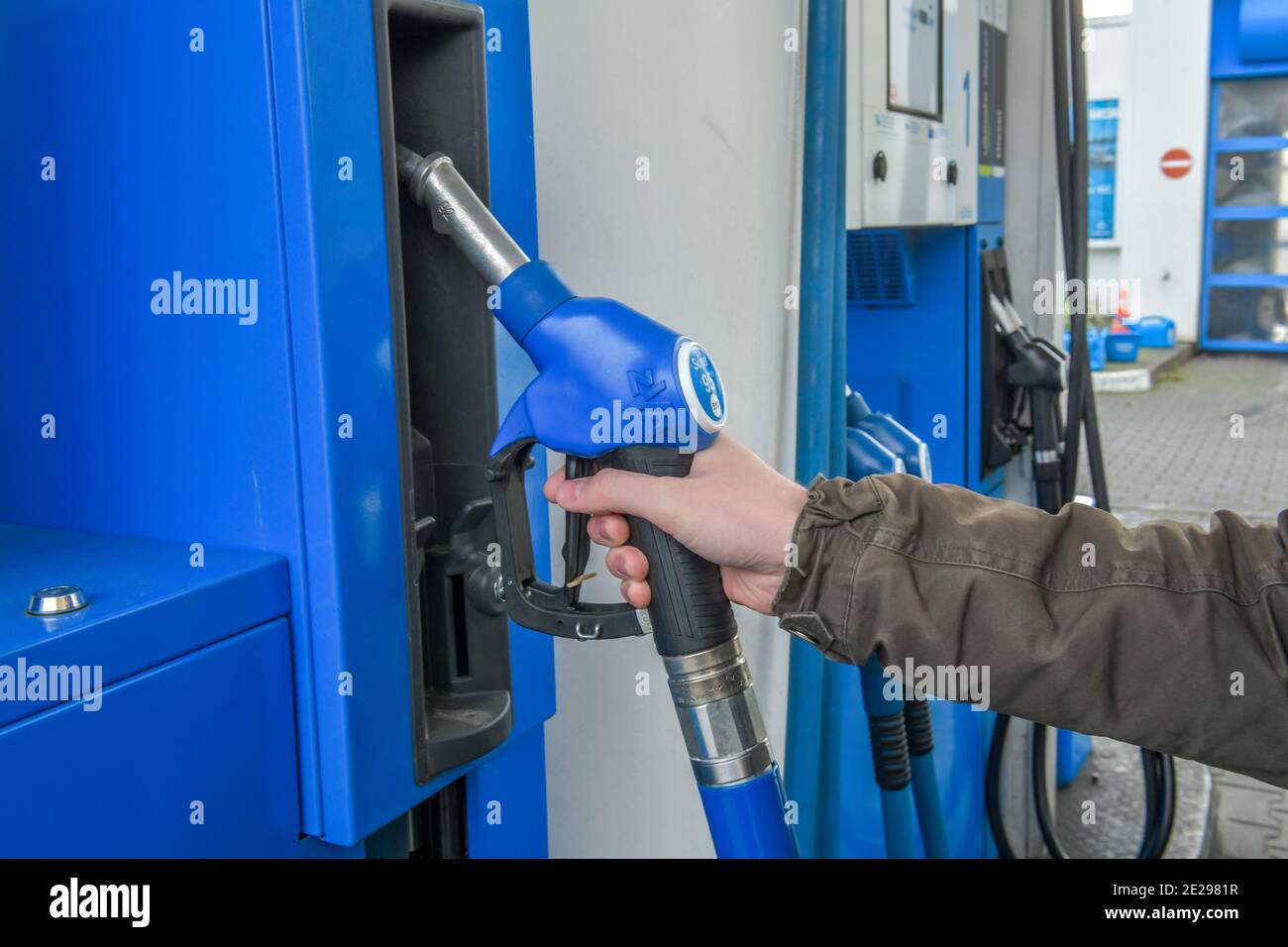 Fahrzeug tanken hi-res stock photography and images - Alamy