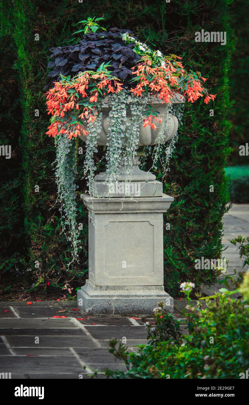 Flower urns hi-res stock photography and images - Alamy