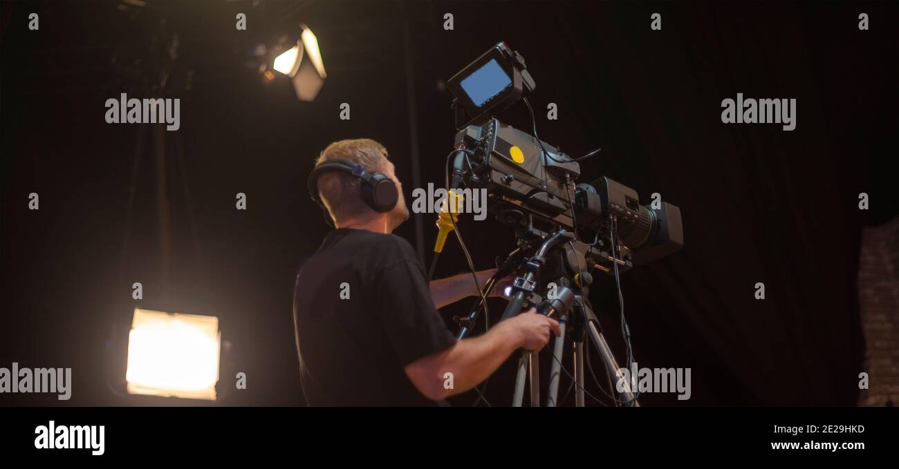 Filming news reporter hi-res stock photography and images - Alamy