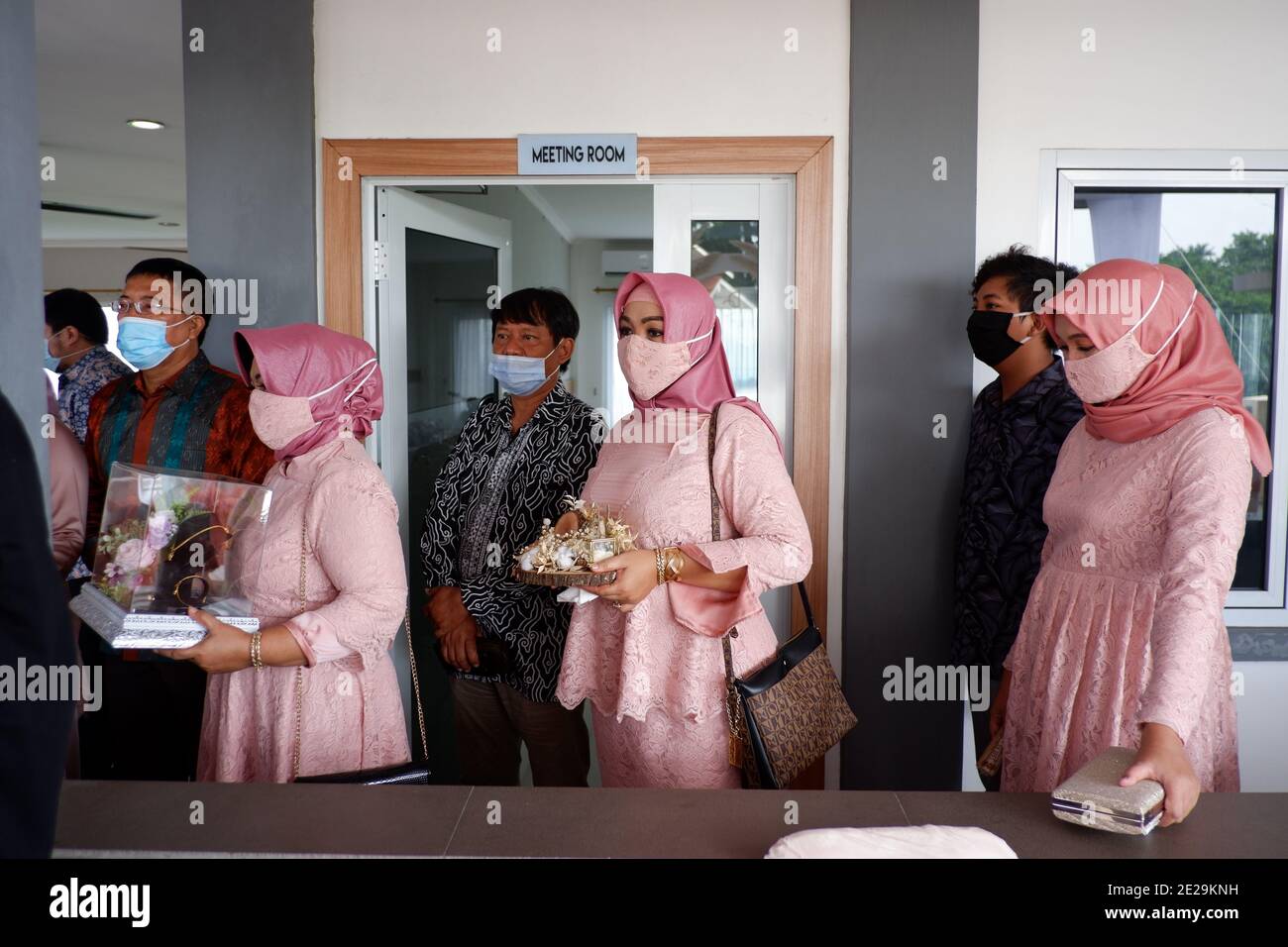 Muslim men and women hi-res stock photography and images - Alamy