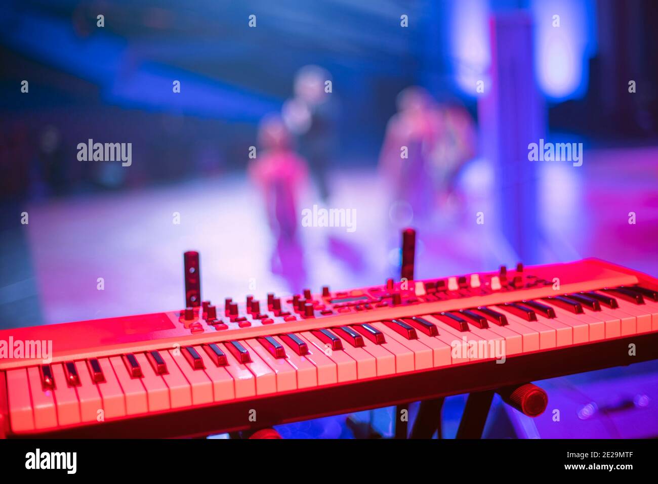 Man keyboardist hi-res stock photography and images - Alamy