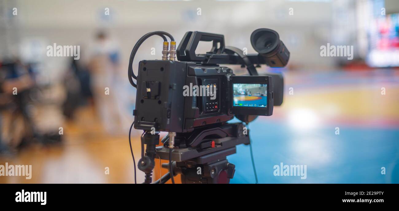 Camera stadium broadcast filming hi-res stock photography and images ...