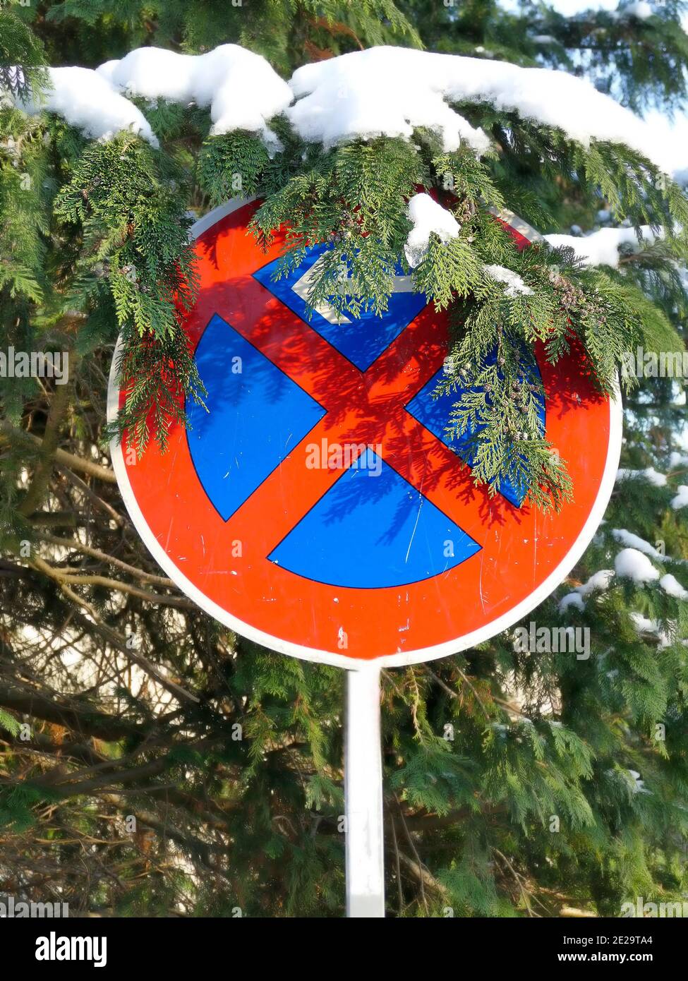 Car halt traffic signal hi-res stock photography and images - Alamy