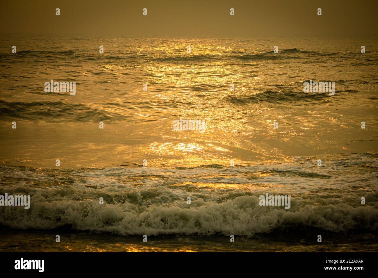 Scenic view of the waves of the Bay of Bengal along Marina Beach ...