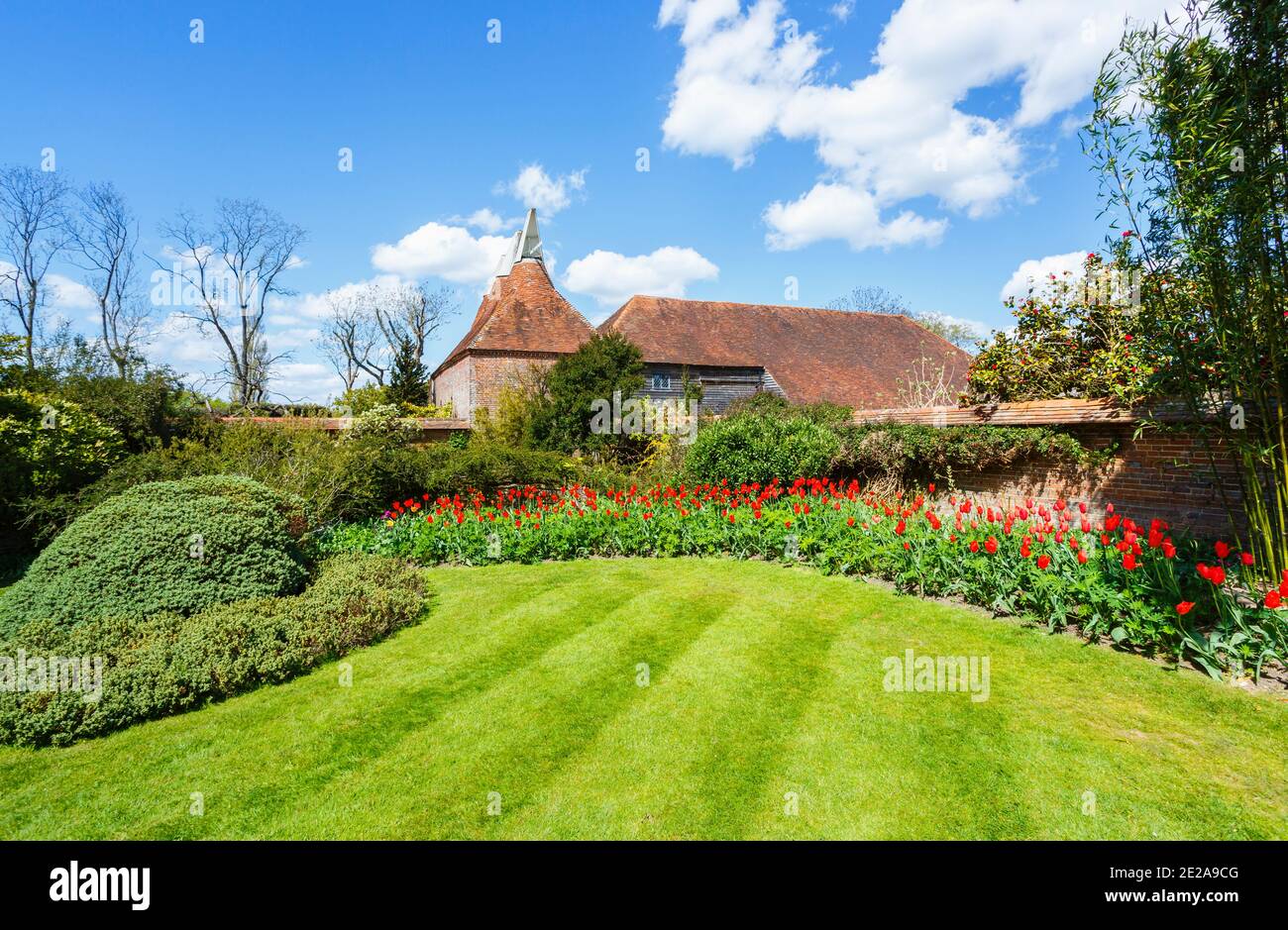 Traditional sussex barn building hi-res stock photography and images ...