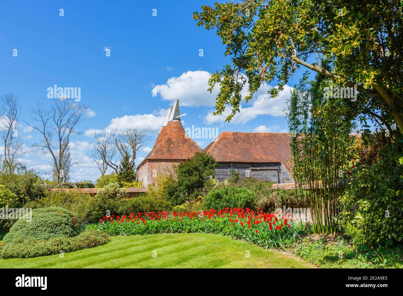 Traditional sussex barn building hi-res stock photography and images ...