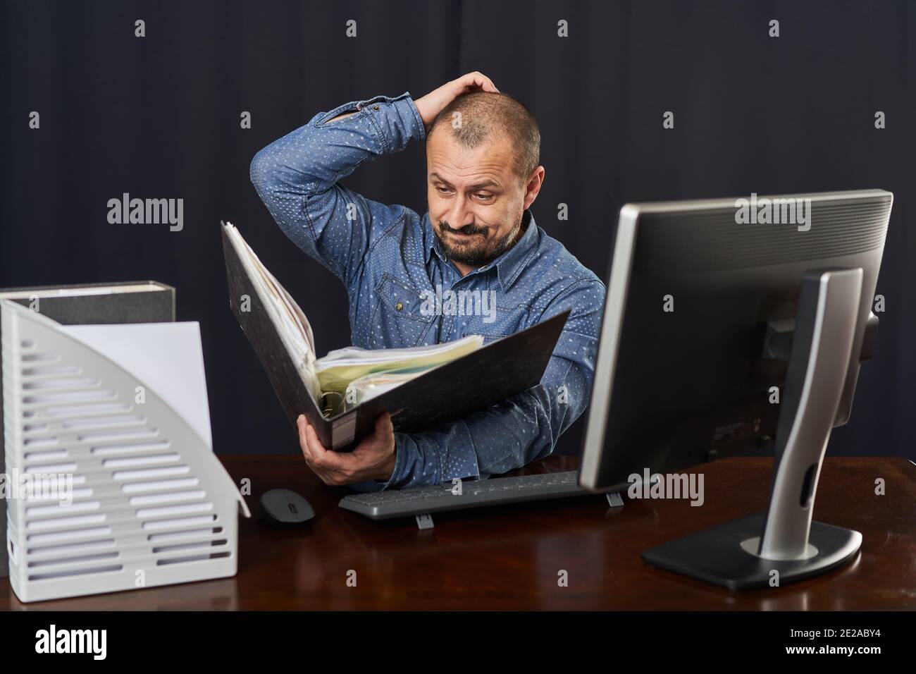 Office worker scratching head hi-res stock photography and images - Alamy