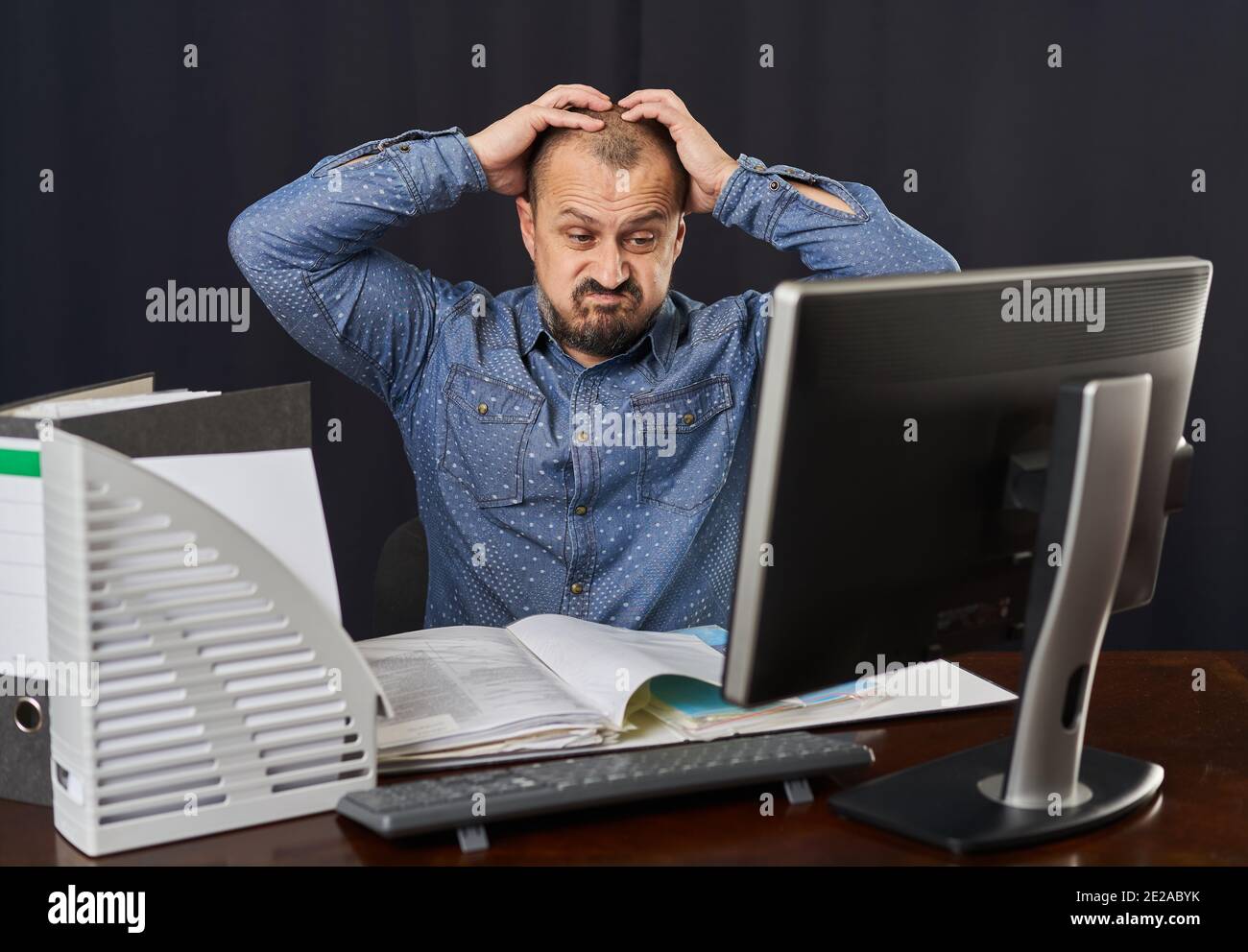 Office worker scratching head hi-res stock photography and images - Alamy