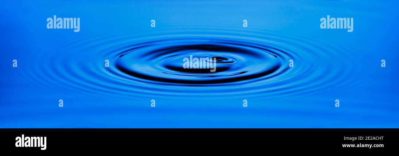 Blue water rings, Circle reflections in pool Stock Photo - Alamy