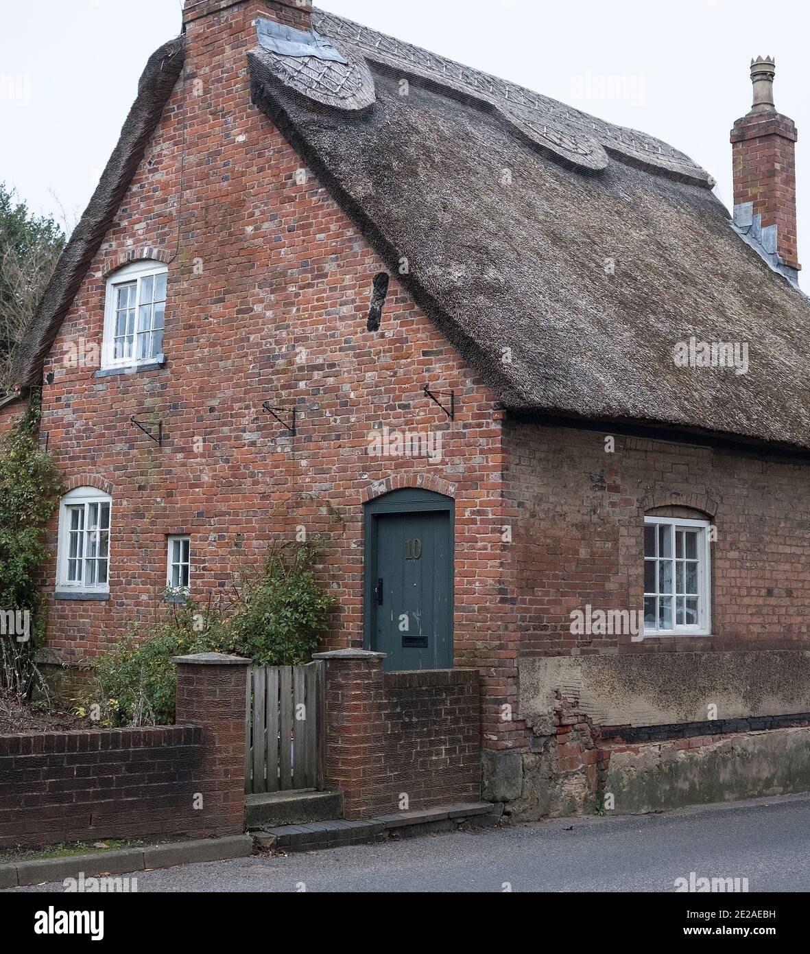 Old thatched cottage in Repton, Derbyshire, UK Stock Photo - Alamy