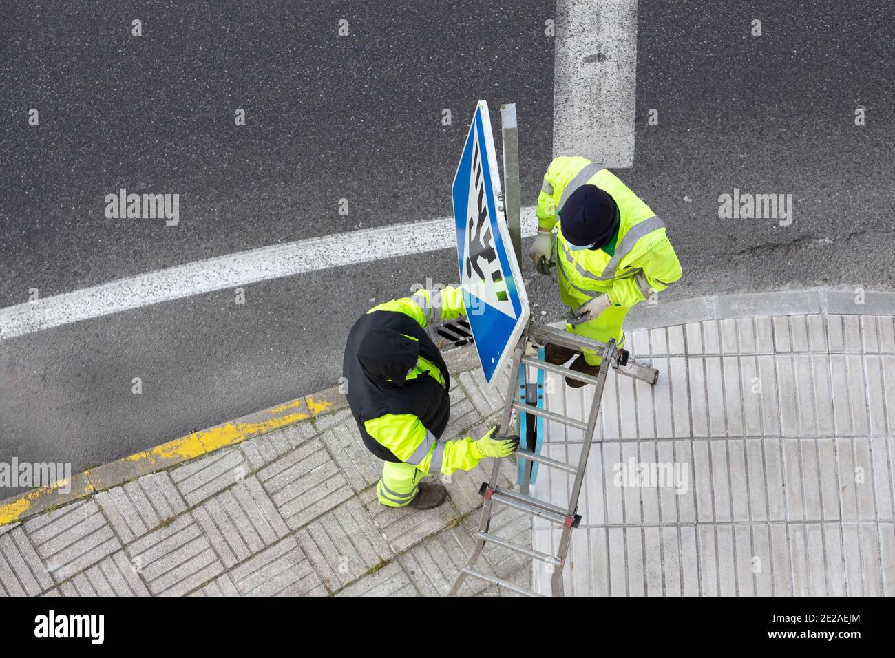 Damaged traffic sign hi-res stock photography and images - Alamy