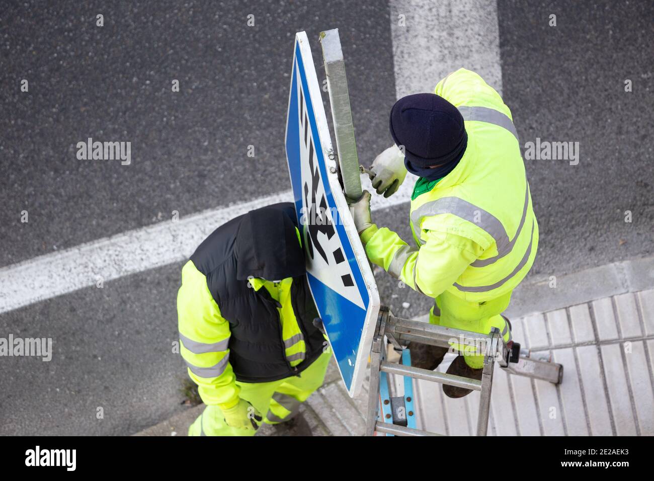 Damaged traffic sign hi-res stock photography and images - Alamy