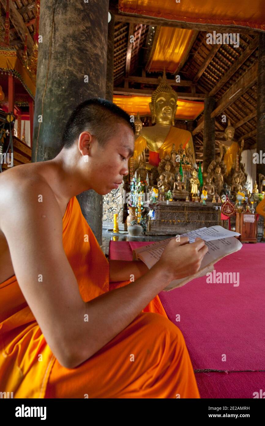 Luang phabang monk hi-res stock photography and images - Alamy
