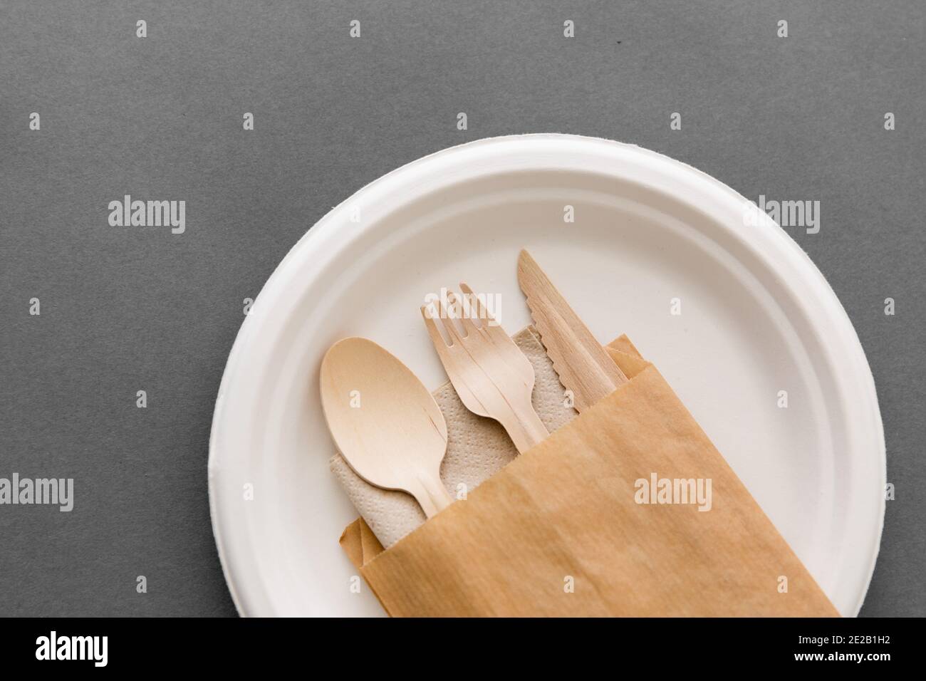 wooden spoon, fork and knife on paper plate Stock Photo - Alamy