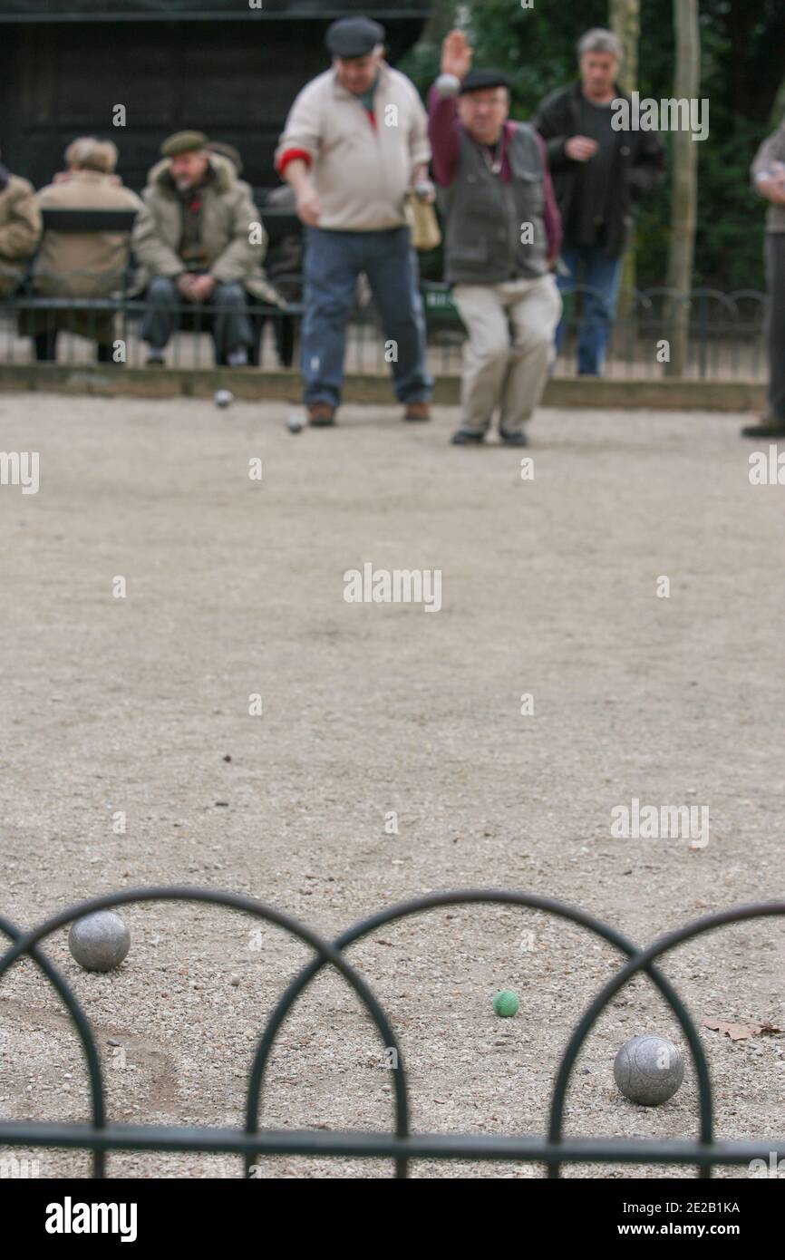 Petanque players in paris hi-res stock photography and images - Alamy