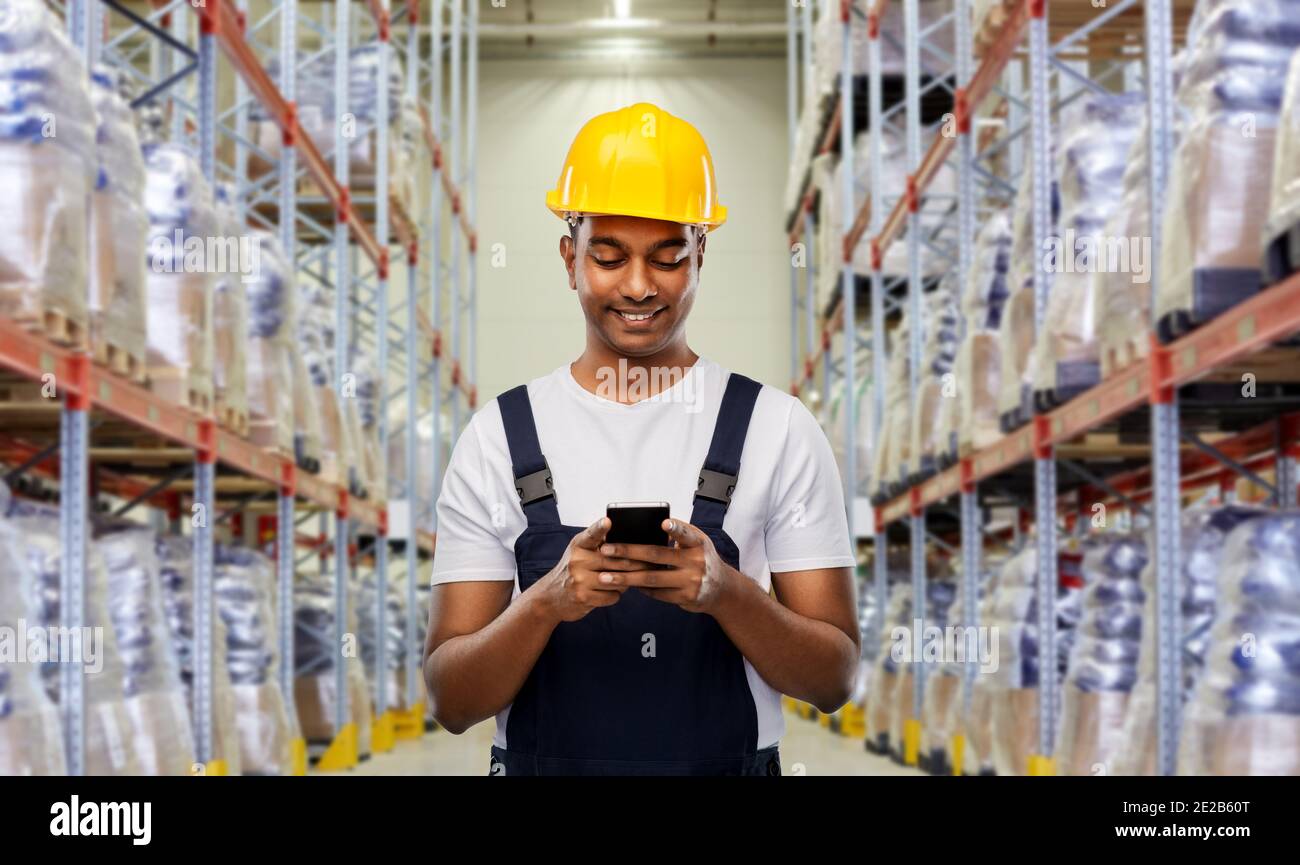 Loader worker smartphone warehouse hi-res stock photography and images ...