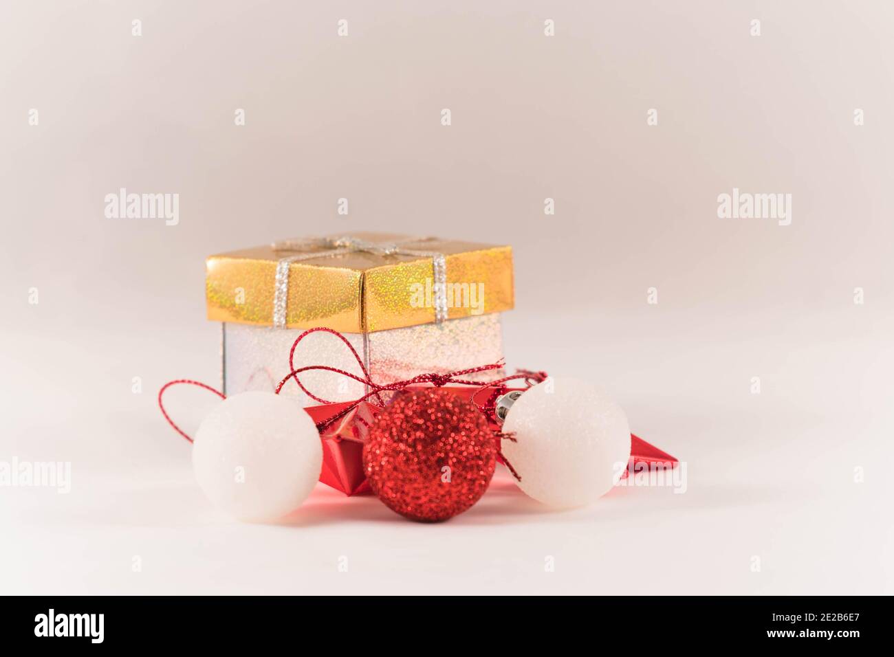 Red christmas baubles present hi-res stock photography and images - Alamy