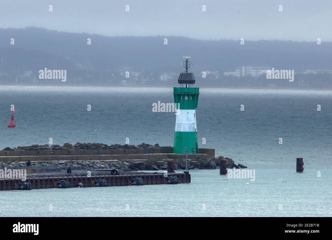 Sassnitz Mukran, Germany. 06th Jan, 2021. The beacon on the pier ...