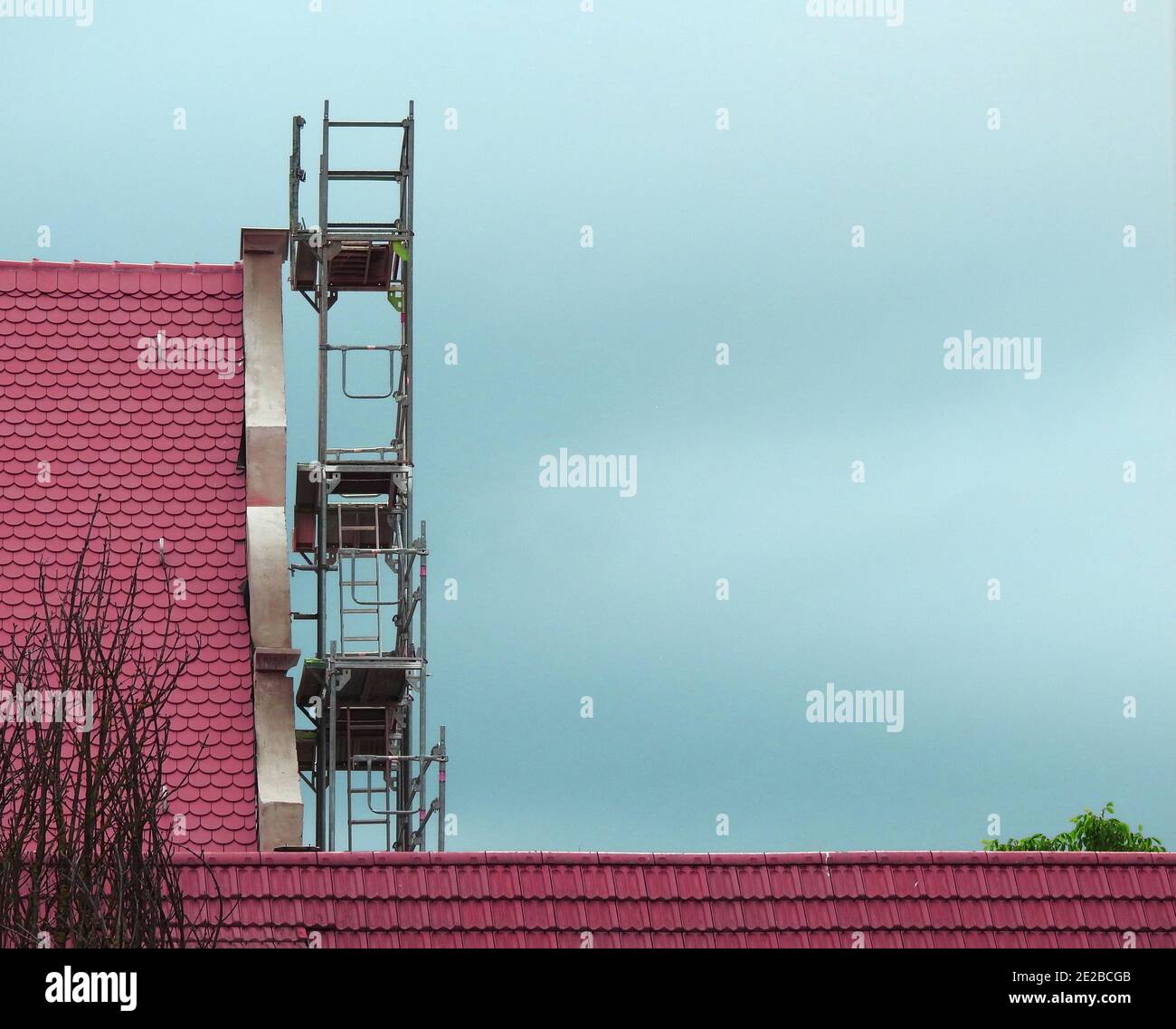 Side view of scaffolding on an old front facade Stock Photo - Alamy