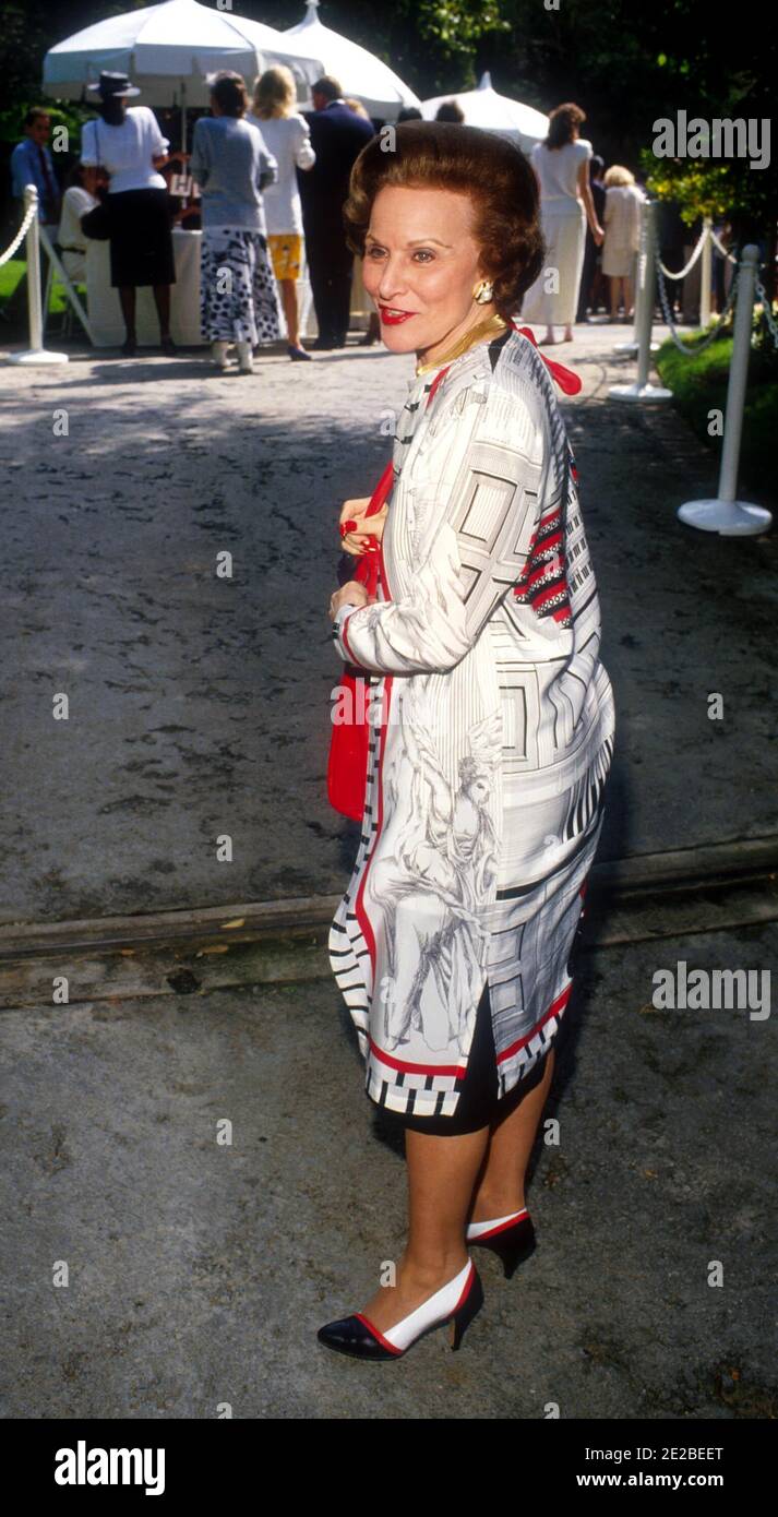 Ann landers hi-res stock photography and images - Alamy