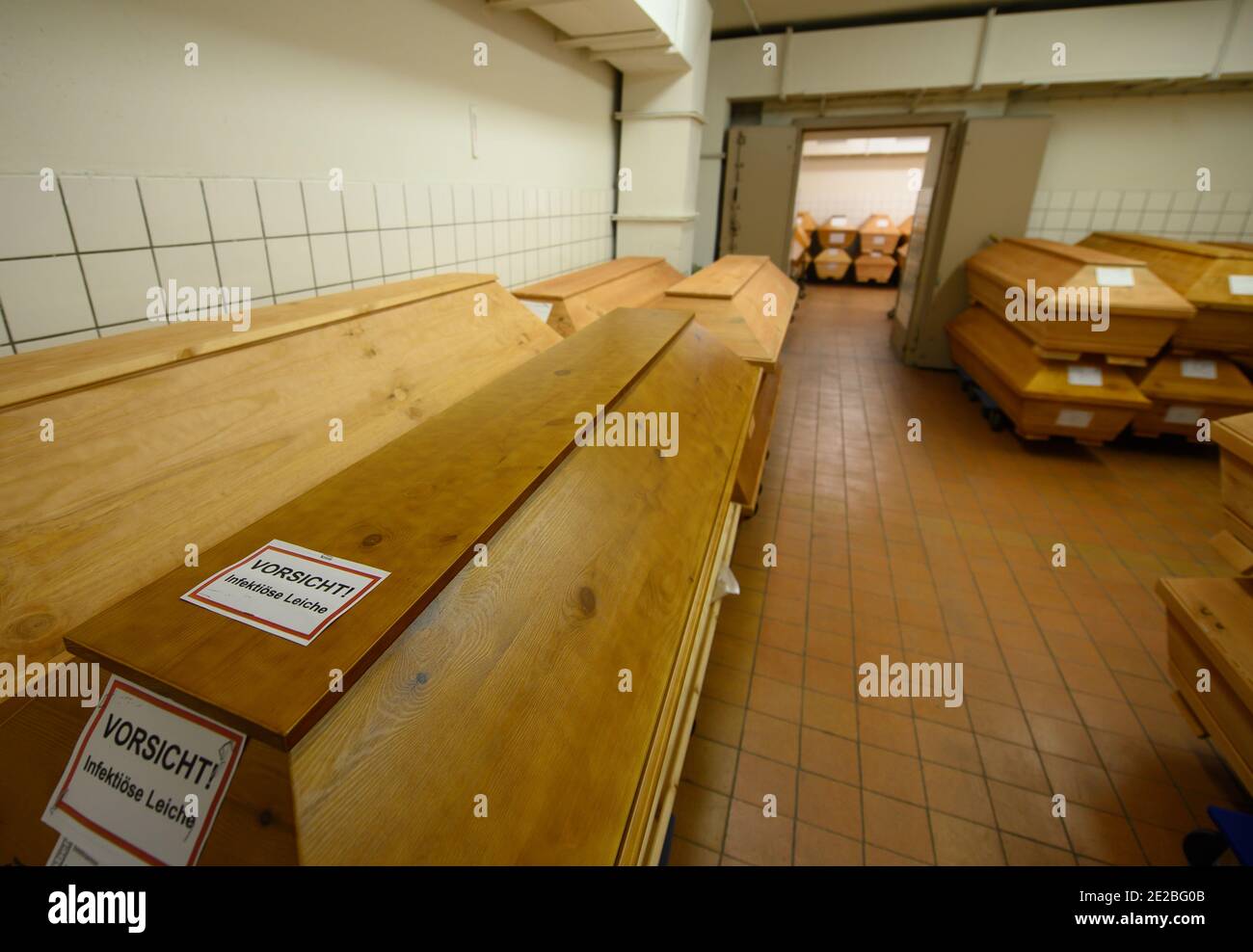 Corpse in casket hi-res stock photography and images - Alamy